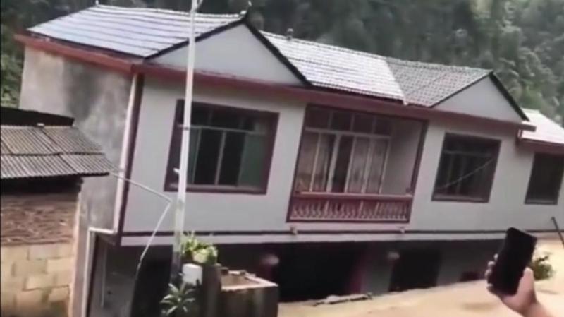 万万没想到房屋突然下沉倒塌!太吓人了