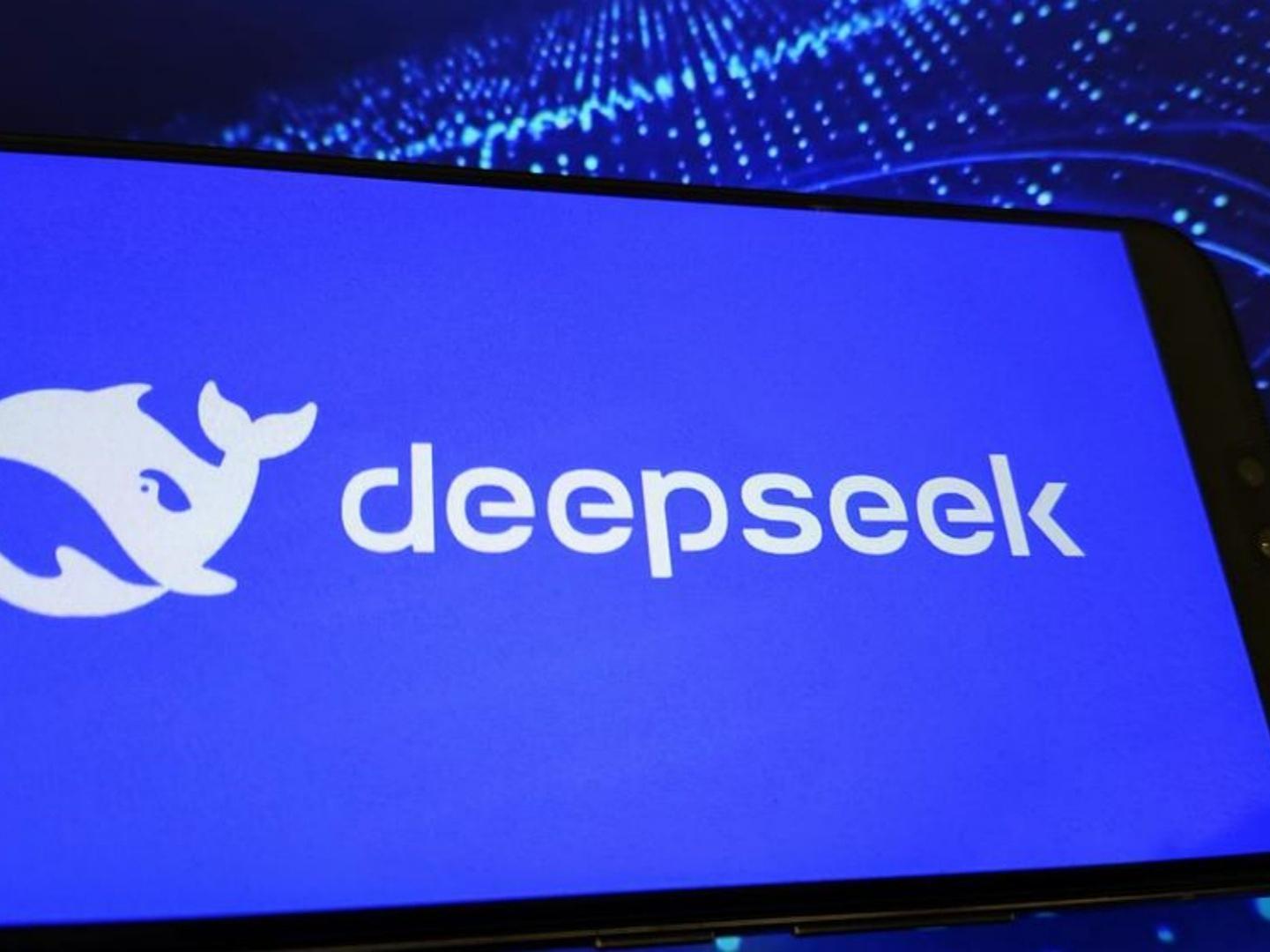 DeepSeek在两会期间意外走红,幽默回应:怪不好意思的