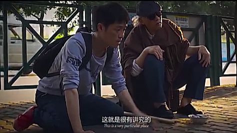 大学生街边乞讨,跟老乞丐抢生意,最后还骗走了老乞丐的钱!