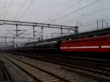 客车Z274次[西宁-青岛]兰局兰段SS7E0021 茂陵两道通过去咸阳西方向...
