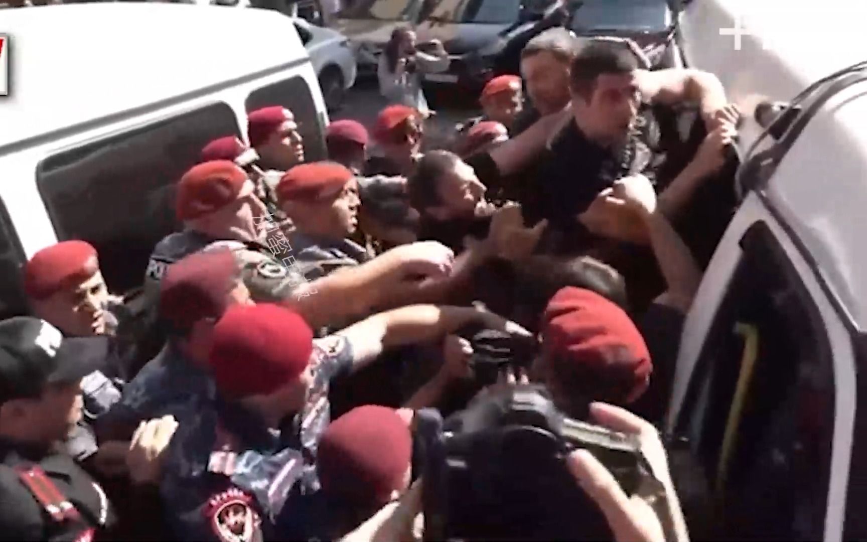 ...的抗议活动还在继续!学生也参与了抗议活动!俄罗斯大使馆也被围了!