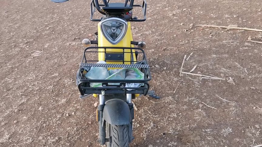 小伙800块在网上,买辆美团骑手淘汰的雅迪电动车,堪称越野摩托