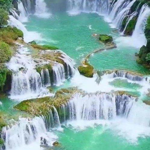 青山依旧在绿水赴东流 