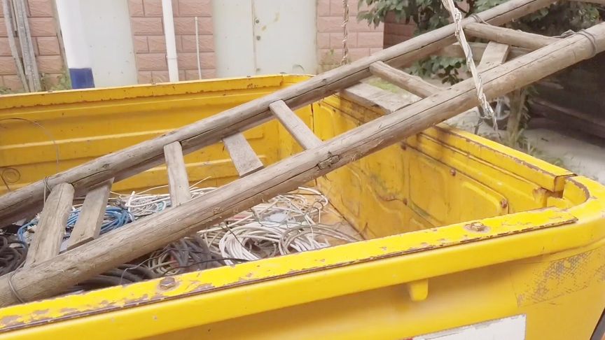 用电信的线,广电宽带的梯子,给用户装移动宽带,小伙简直是人才