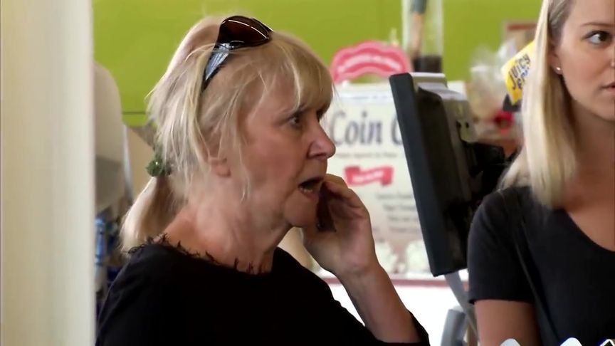 用信用卡支付的时候,超市里的人跟着一起紧张,支付成功全场欢呼