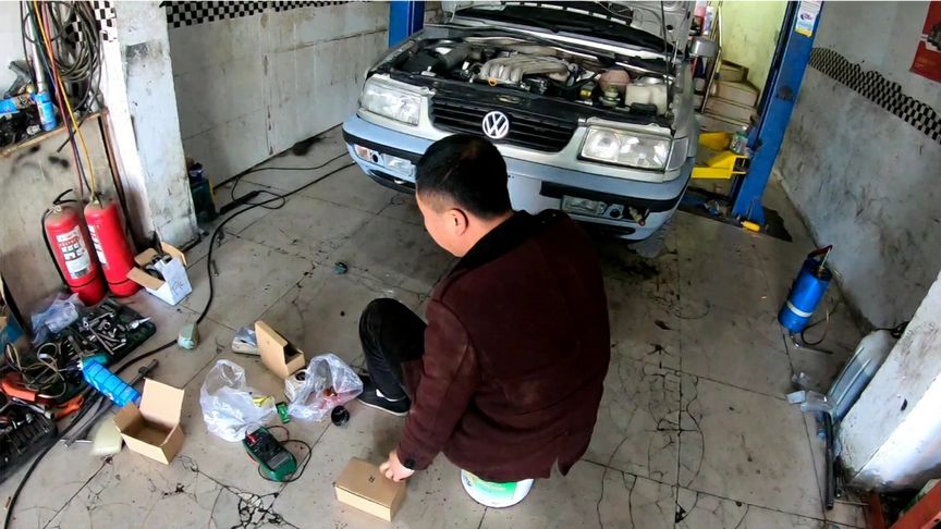 十三年老捷达修好前保险杠,安装雾灯,好像都不亮,唉,头疼