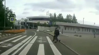 小汽车司机人行横道线不礼让行人,下秒就后悔了