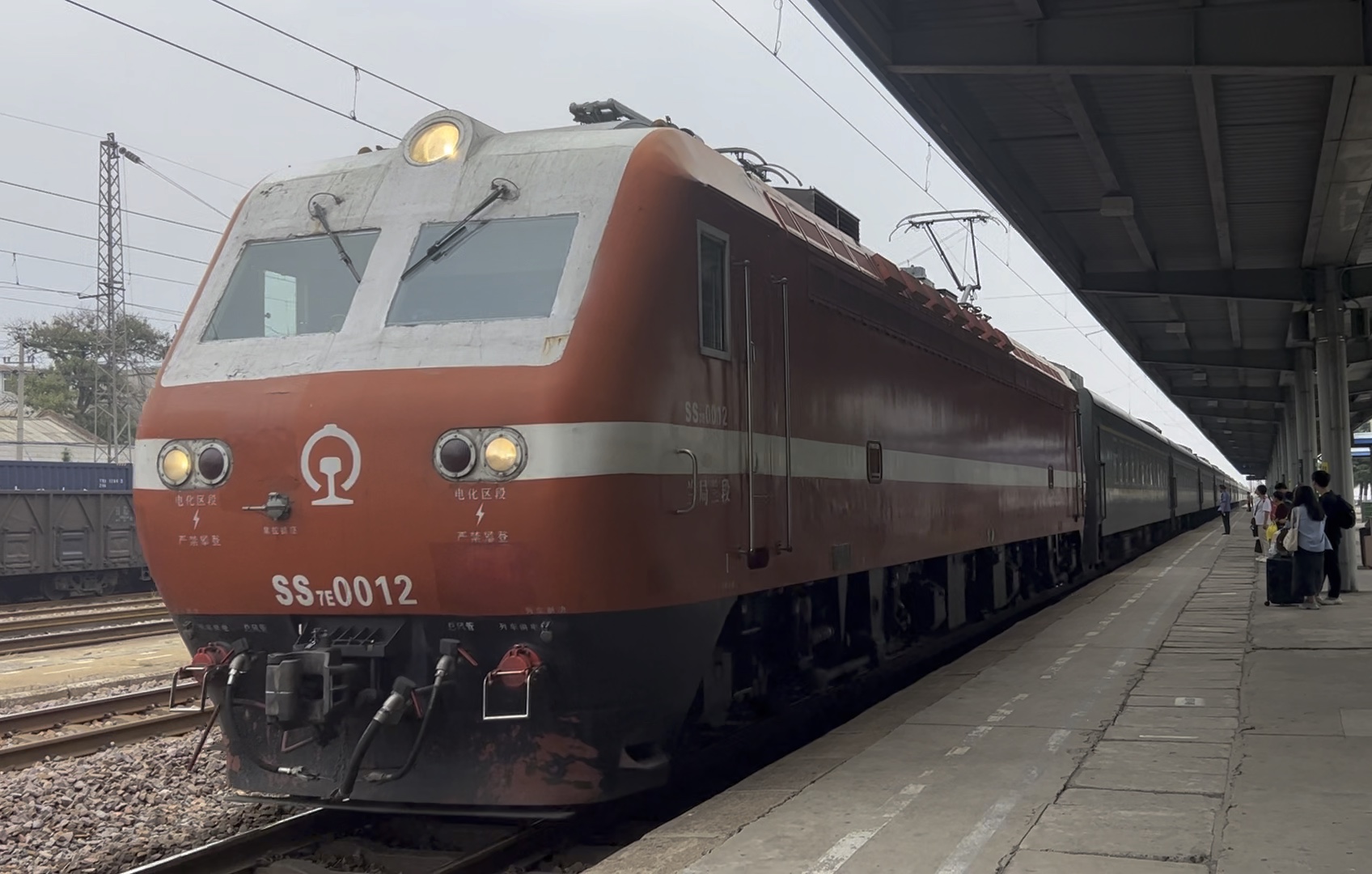 K131次列车偃师站到达