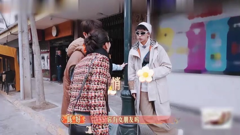 ...嘉瑞贴脸开大模仿周姐走路,宋茜当面蛐蛐好姐记性不好。哈哈哈哈哈哈