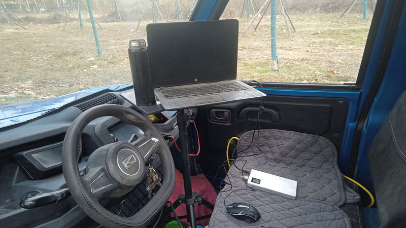 一镜到底,在开云皮卡驾驶室内喝茶办公,开创低速车移动工作模式