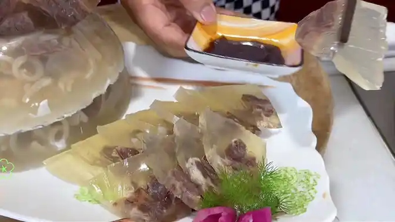 做猪皮冻,不能直接放水就熬,老厨教你正确做法,筋道爽滑无腥味