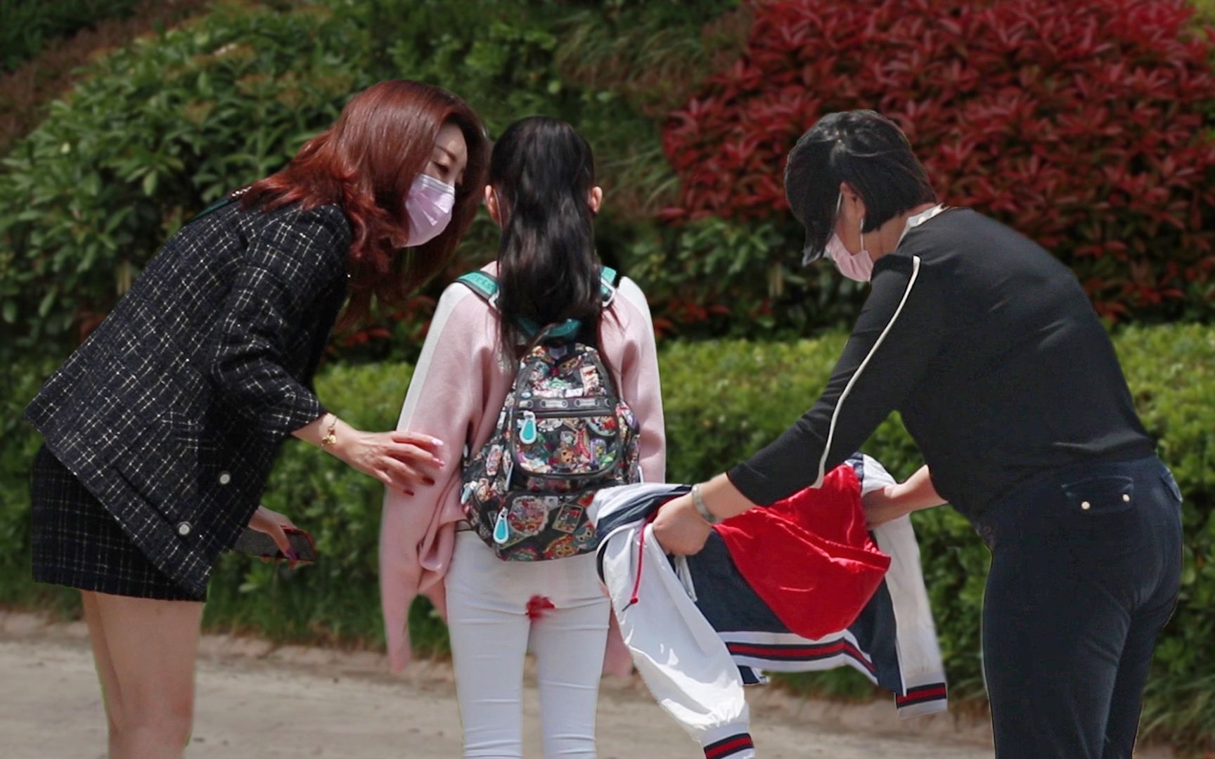 女孩第一次来月经浑然不知,路人看到后,有人脱下了自己的外套(社会...