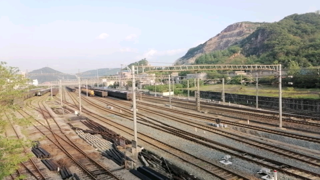 T306次列车铁山站通过