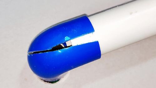 PVC管弯头有一条大裂缝,修补起来太麻烦了,教你一招,轻松更换