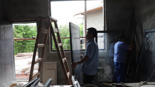 幺妈和幺叔:开始安装窗户玻璃了。师傅都说幺妈的厨艺好