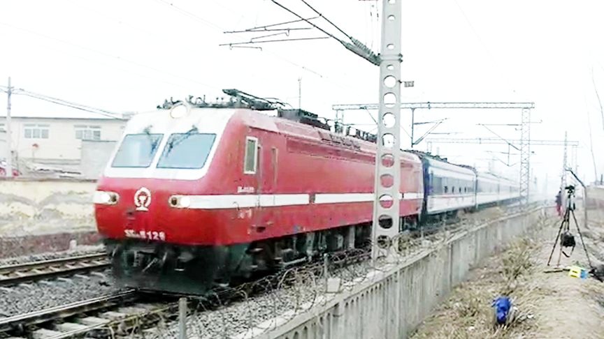 T175次特快列车北京西开往西宁西 快速通过京广线涿州段