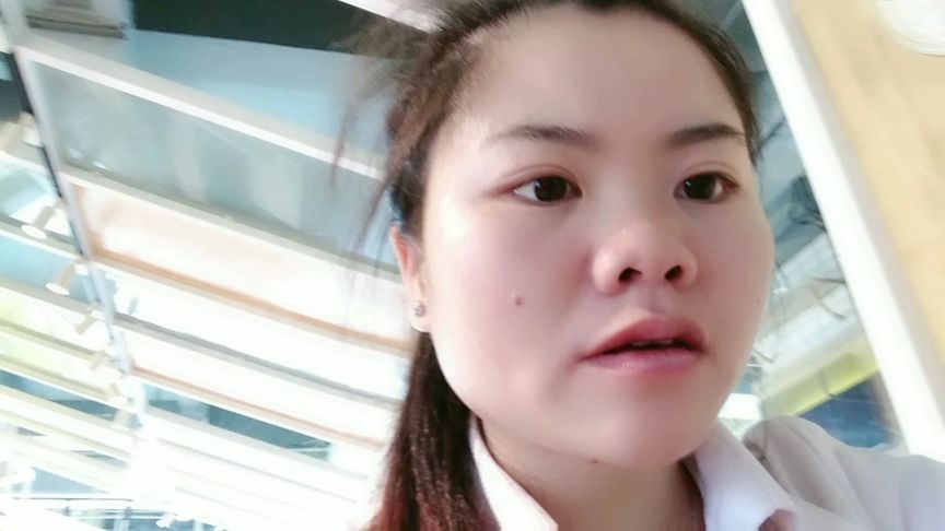 打工妹感冒坚持上班,吃饭嘴巴没一点味道。还好有它,感冒灵颗粒