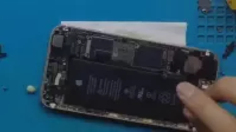 小伙苹果手机增大内存, 升级IOS11系统后被锁, 原来问题出在这里