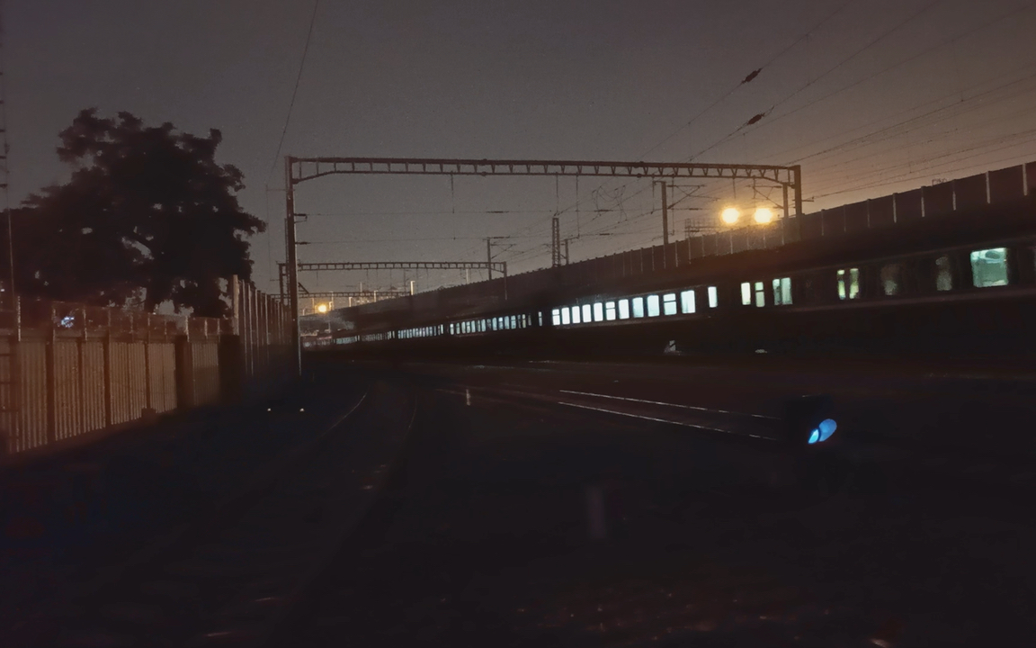 K598次列车进北京丰台站