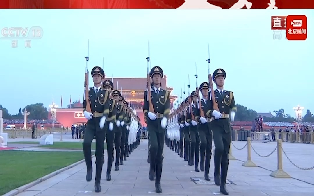 天安门广场举行2022年国庆升旗仪式