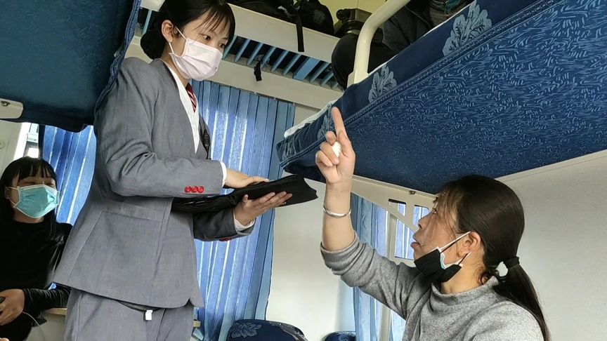 北京西到厦门北的绿皮火车上,偶遇美女乘务员太漂亮了