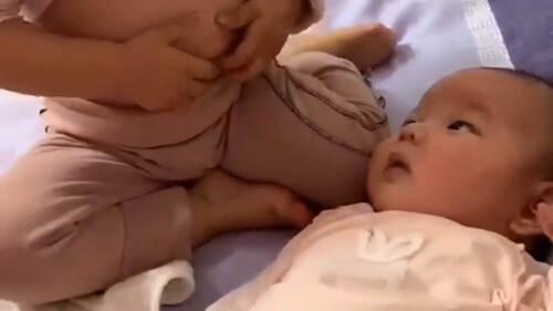 萌娃的模仿能力真是强,还懂得照顾弟弟了,真是太搞笑了