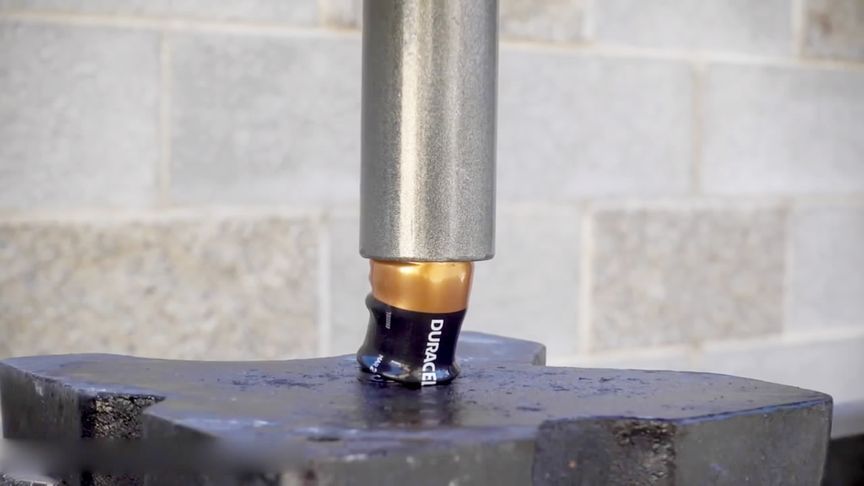 国外小伙做关于电池的小实验,每一个都相当危险!