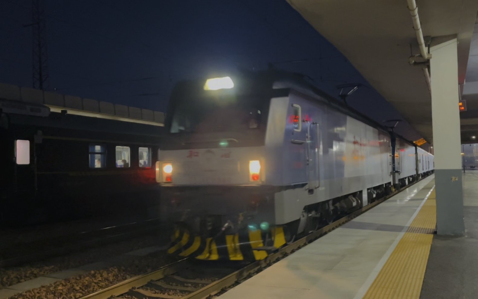 双机K258次列车进安阳站