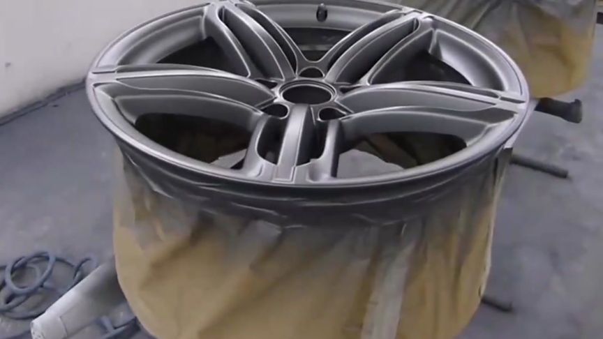 汽车轮毂不小心刮擦后,工人是如何将它修复的?