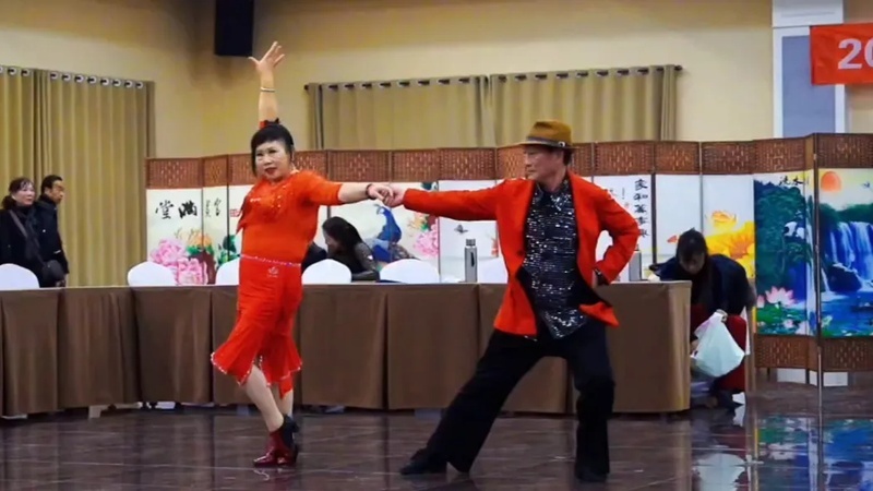 帅哥美女表演休闲恰恰,动作简单易学,一起跳起来吧