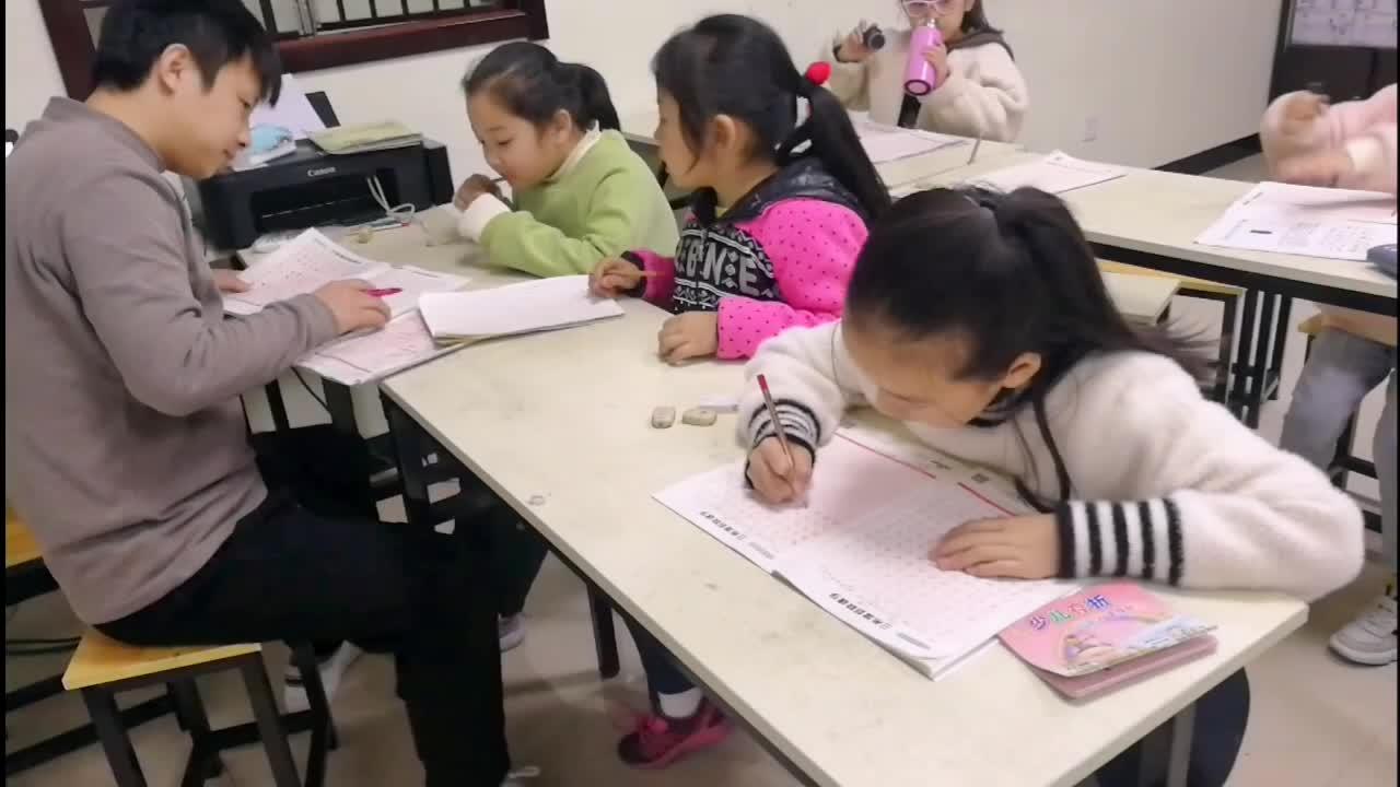 孩子们正在写硬笔书法。