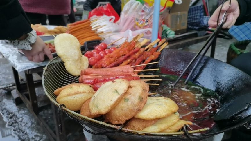 湖南怀化家乡的特产,有很多人爱吃的油糍粑,麻辣菜,你们是一样