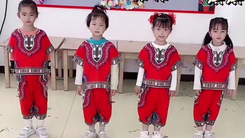 四个小可爱的舞蹈《小鸡恰恰舞》,太棒了