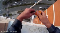 第一视角纪录空调工人在客户家中为冷媒管配管