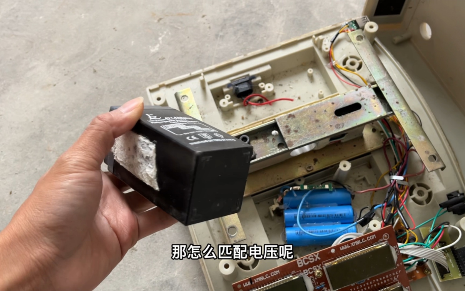 家里的电子称电池鼓包了,发现竟然用的是4V的铅酸电池,看小伙怎么用...