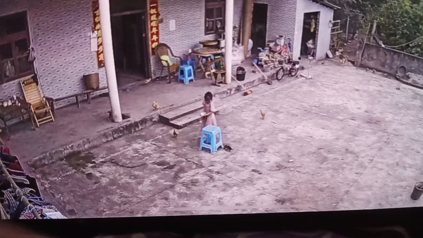 想孩子就回放监控录像看了看,不看不知道,一看心都碎了…