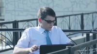 小伙意外发现自己的鼠标能移动到现实世界