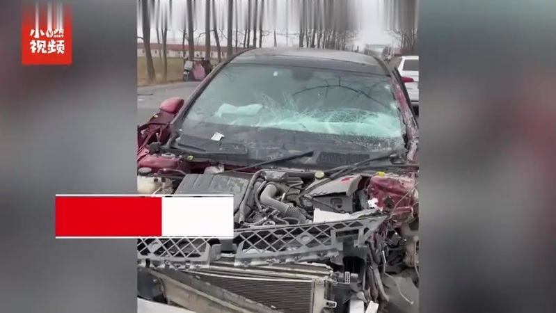 女司机顶翻货车,事故现场惨烈车直接报废,知情人:还没出实习期