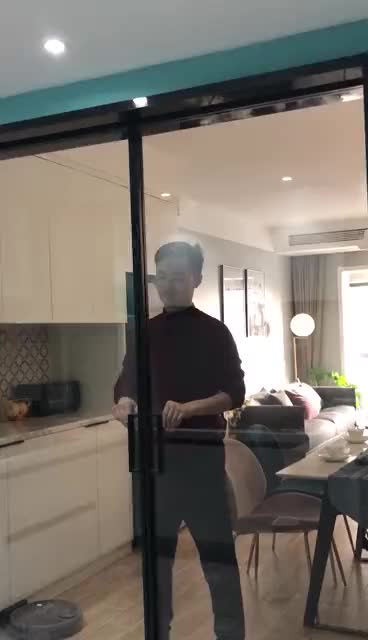 厨房装了玻璃隐形门,两边一推,门直接不见了