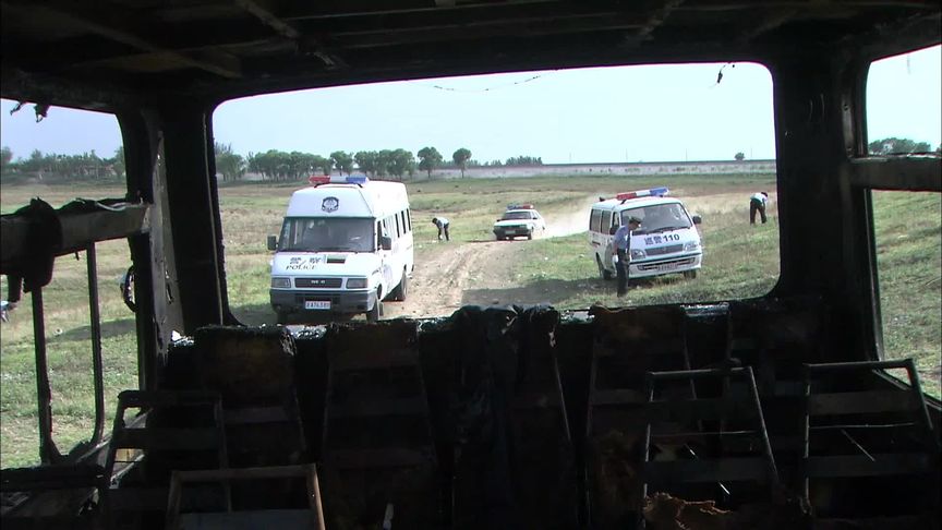 为了破案,刑警到现场模拟还原案件真相