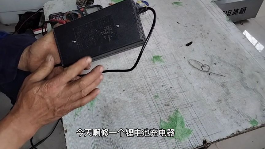 电动车充电器插电后,不通电指示灯也不亮,一般是这部分电路造成