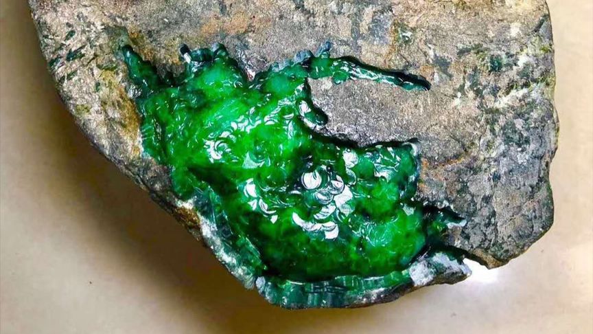 翡翠中的知识是百万都买不来的,实战挑选五万块的翡翠原石开切