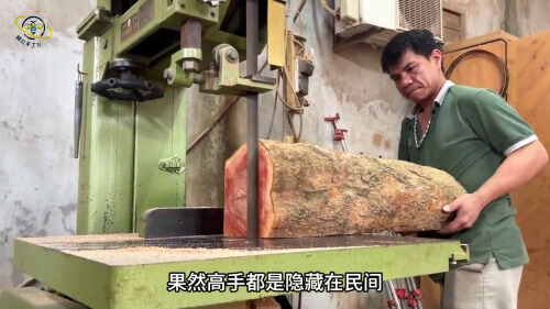 如此独特的木桌竟是大叔用这块烂木头打造的,成品惊艳众人