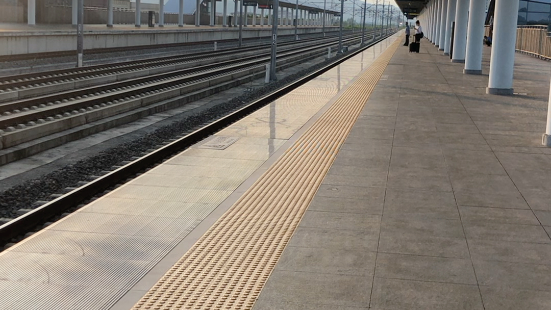 D7633次列车进入凤城东站