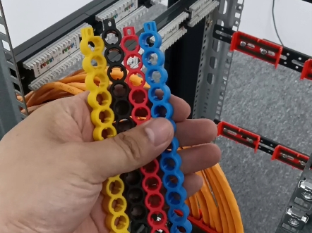 丝戋科技通道式梳线器,让机柜布线更美观