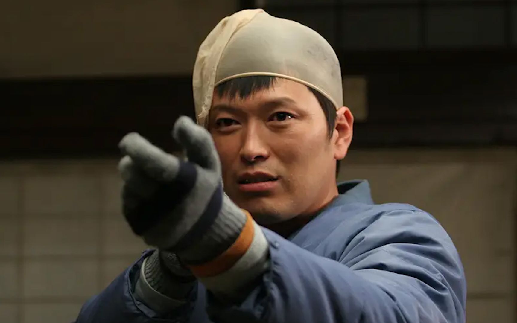 固执死板的人有多一根筋?领导让他扮演强盗演习,他竟真的跑去抢银行