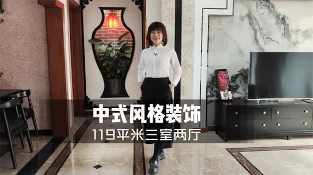 新中式风格装修三室两厅,入户门正对着立体玄关,满屋的实木家具
