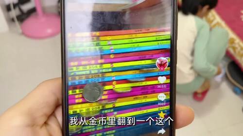 硬币滚动大挑战,姐姐弟弟用23枚硬币当楼梯,能顺利滚下去吗