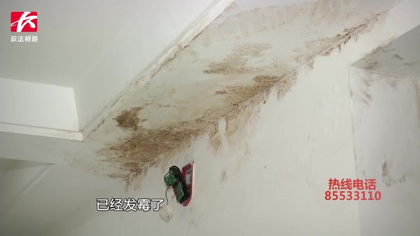 业主私装下水管道严重漏水惹怒楼下住户:漏水就像下雨!