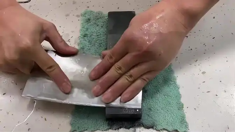 专业磨刀30年老师傅教我,磨刀要横着磨,这样刀才锋利且耐用!
